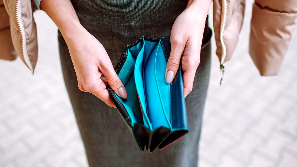 Salariile nu mai țin pasul cu scumpirile, românii resimt tot mai ...