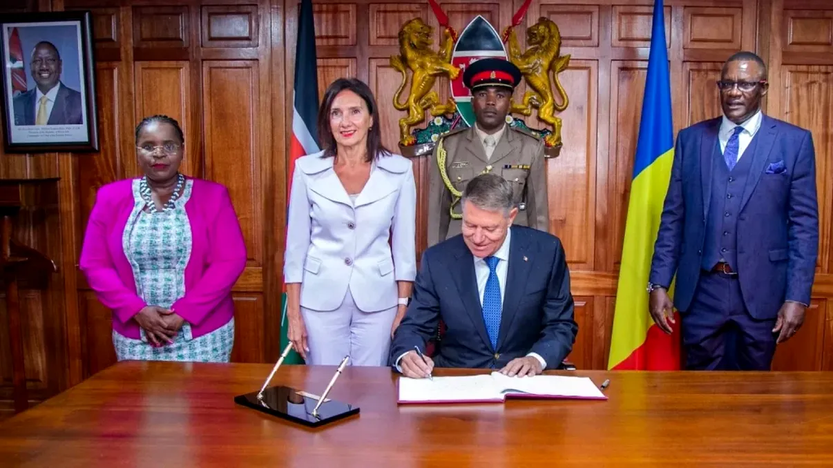 Cum s-a îmbrăcat Carmen Iohannis în vizita din Africa. Soția lui Klaus ...