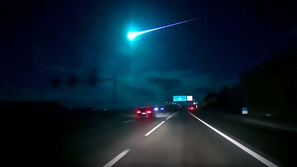 Momentul în care un meteorit albastru “cade” peste Portugalia și Spania ...