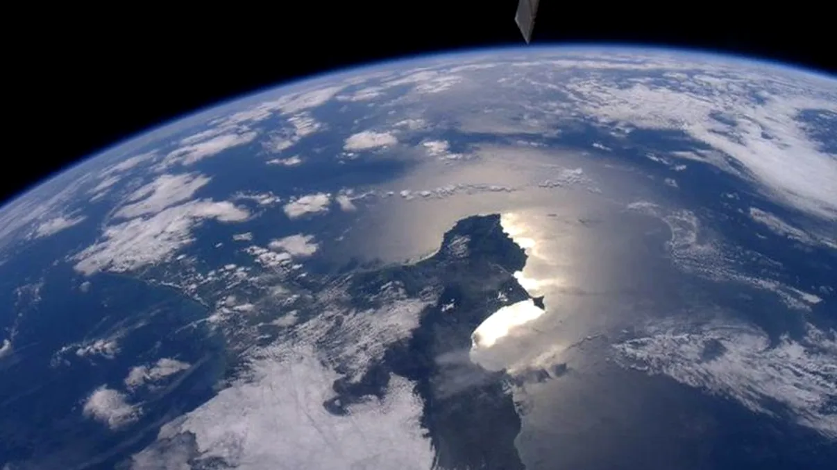 Structuri misterioase observate din spațiu, în adâncurile Oceanului ...