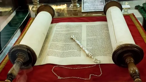 Cele zece porunci sunt, de fapt, 613. Diferențe religioase dintre ...