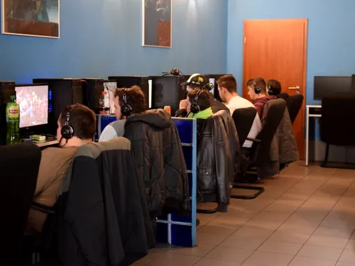 Istoria Internetului în România: de la dial-up, la netcafe, mIRC și ...