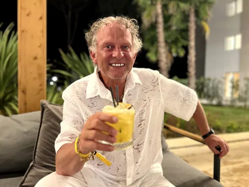 Ce se mai știe de Leonard Miron, fostul prezentator TVR. Cine este bărbatul cu care se iubește ...