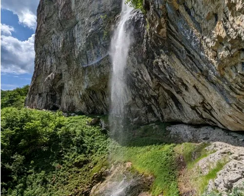 Cascada care curge invers se află în România. Apa pare că se ridică în aer