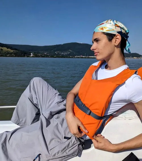 Cine este Iustin Paraschiv, de fapt. Cum arată controversatul cântăreț ...