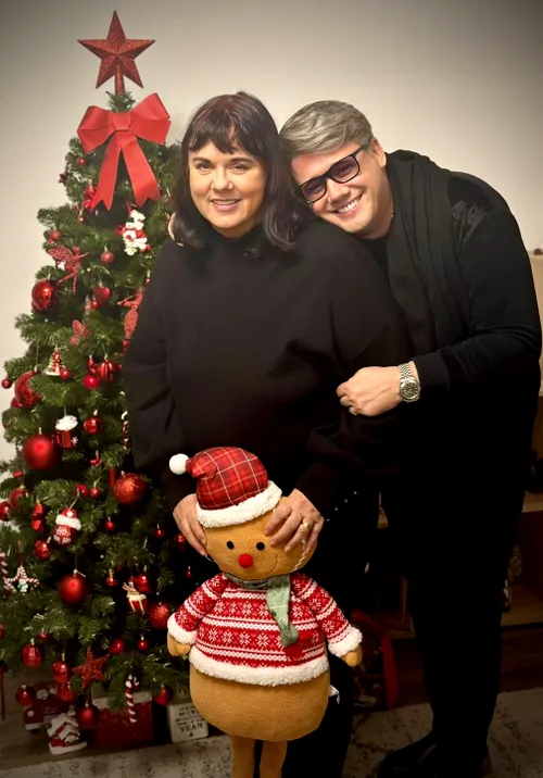 Cum arată și cu ce se ocupă mama lui Fuego. Cei doi au o relație ...