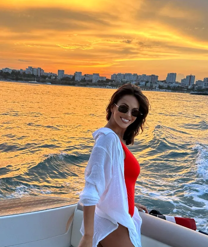 Cea mai sexy fană a Farului Constanța și a lui Gică Hagi, imagini incendiare la plajă. ”Fetele ...